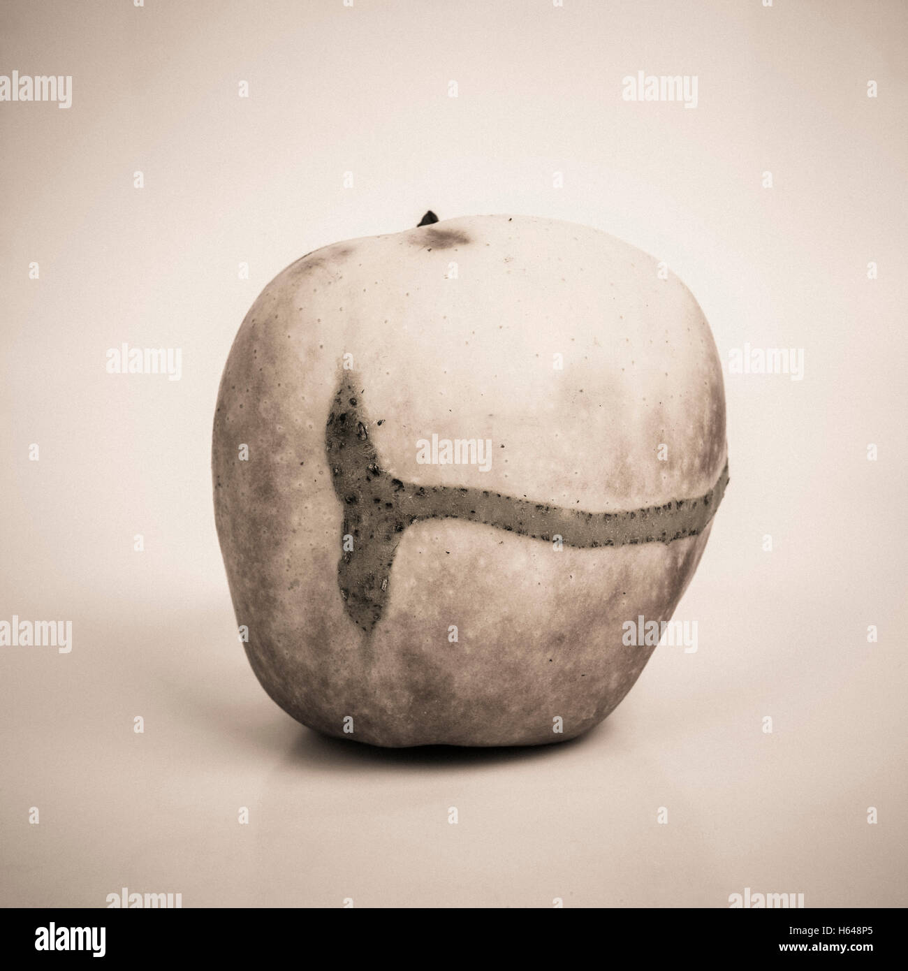 Damaged fruit hi-res stock photography and images - Alamy