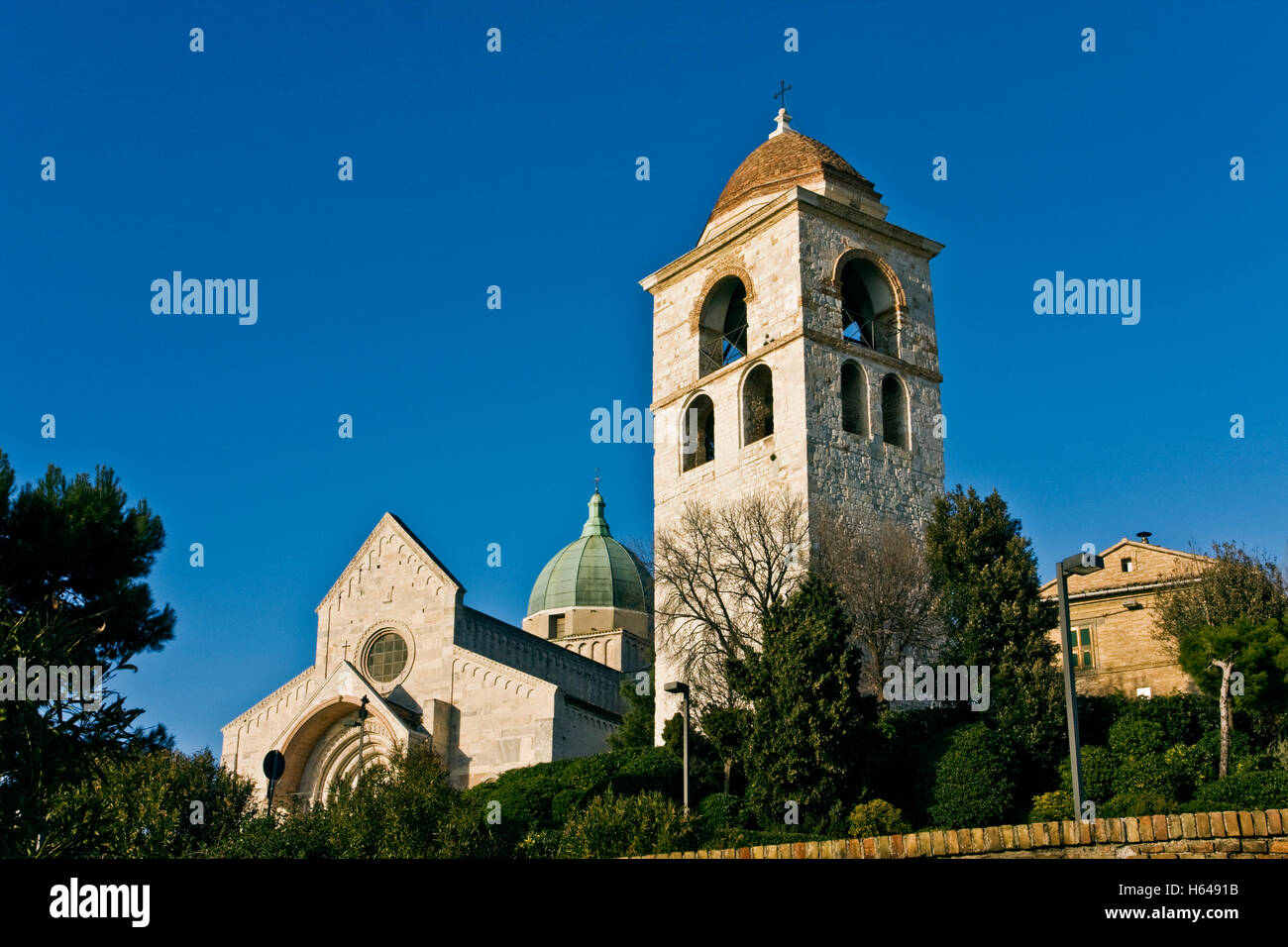 Romanesque architecture hi-res stock photography and images - Alamy