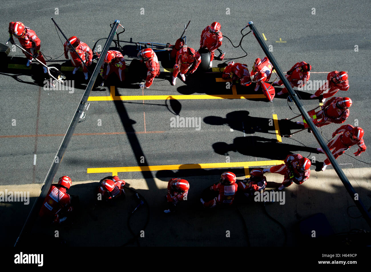 F1 pit crew hi-res stock photography and images - Alamy