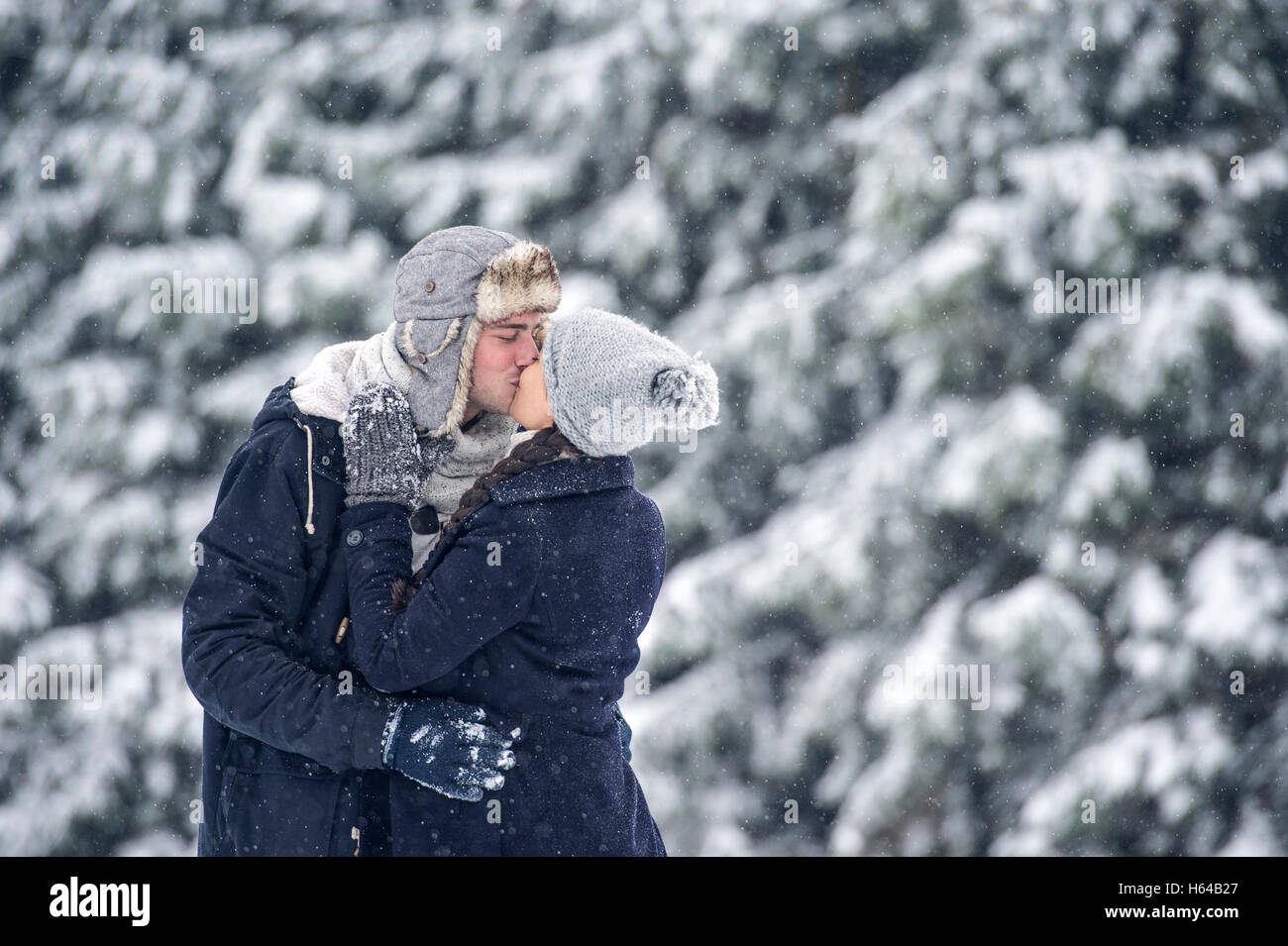 Couple kissing in winter Stock Photo - Alamy