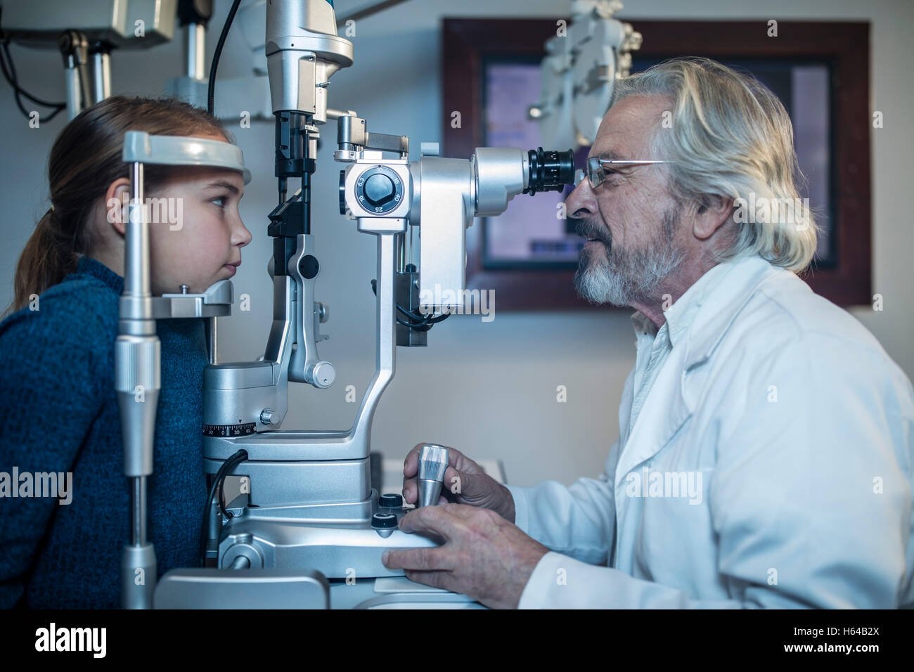 Girl doing eye test at the optometrist Stock Photo - Alamy