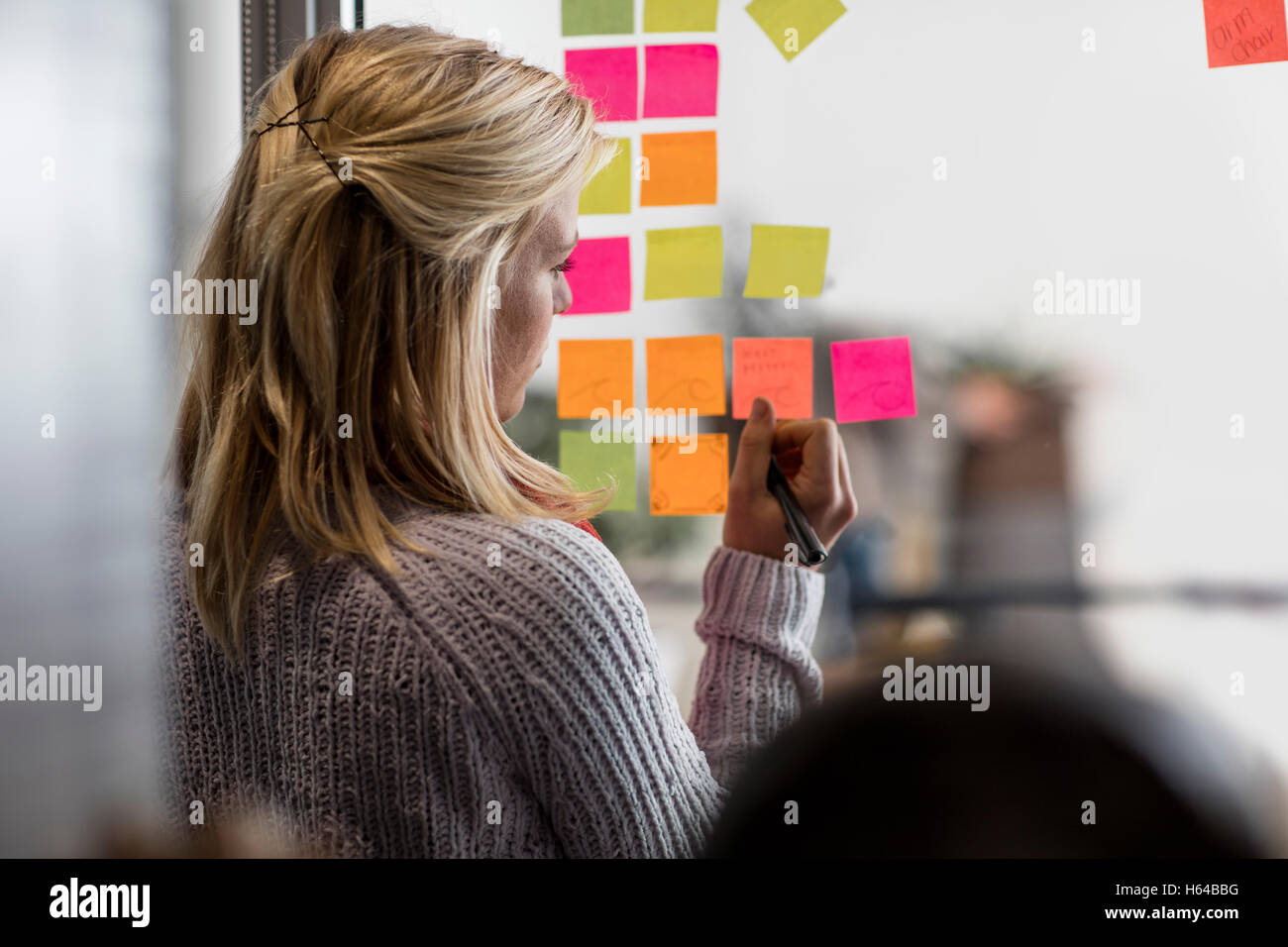 Creative professionals using sticky notes Stock Photo - Alamy