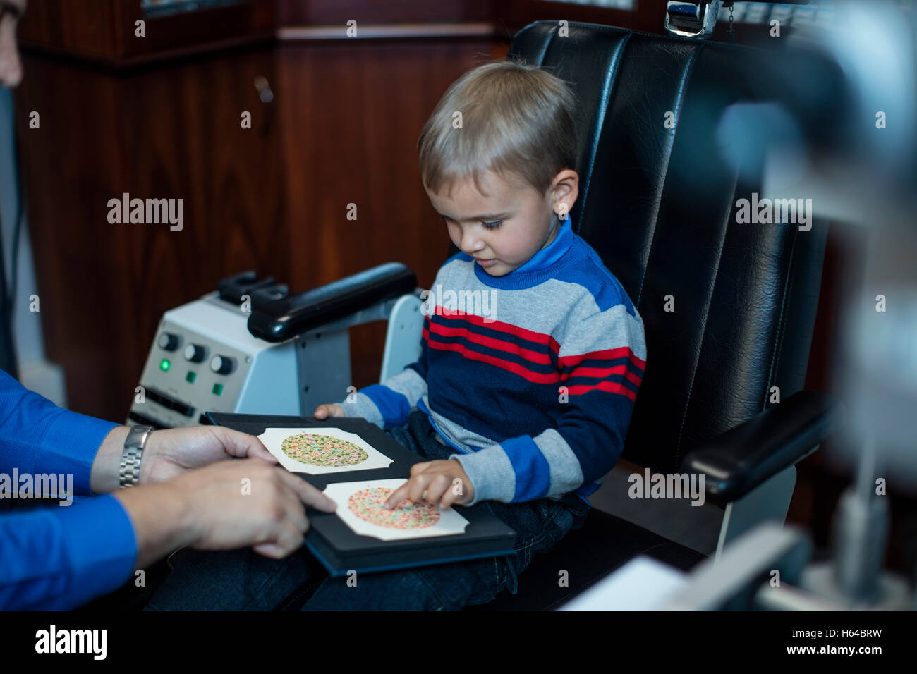 Eye test chart men hi-res stock photography and images - Alamy