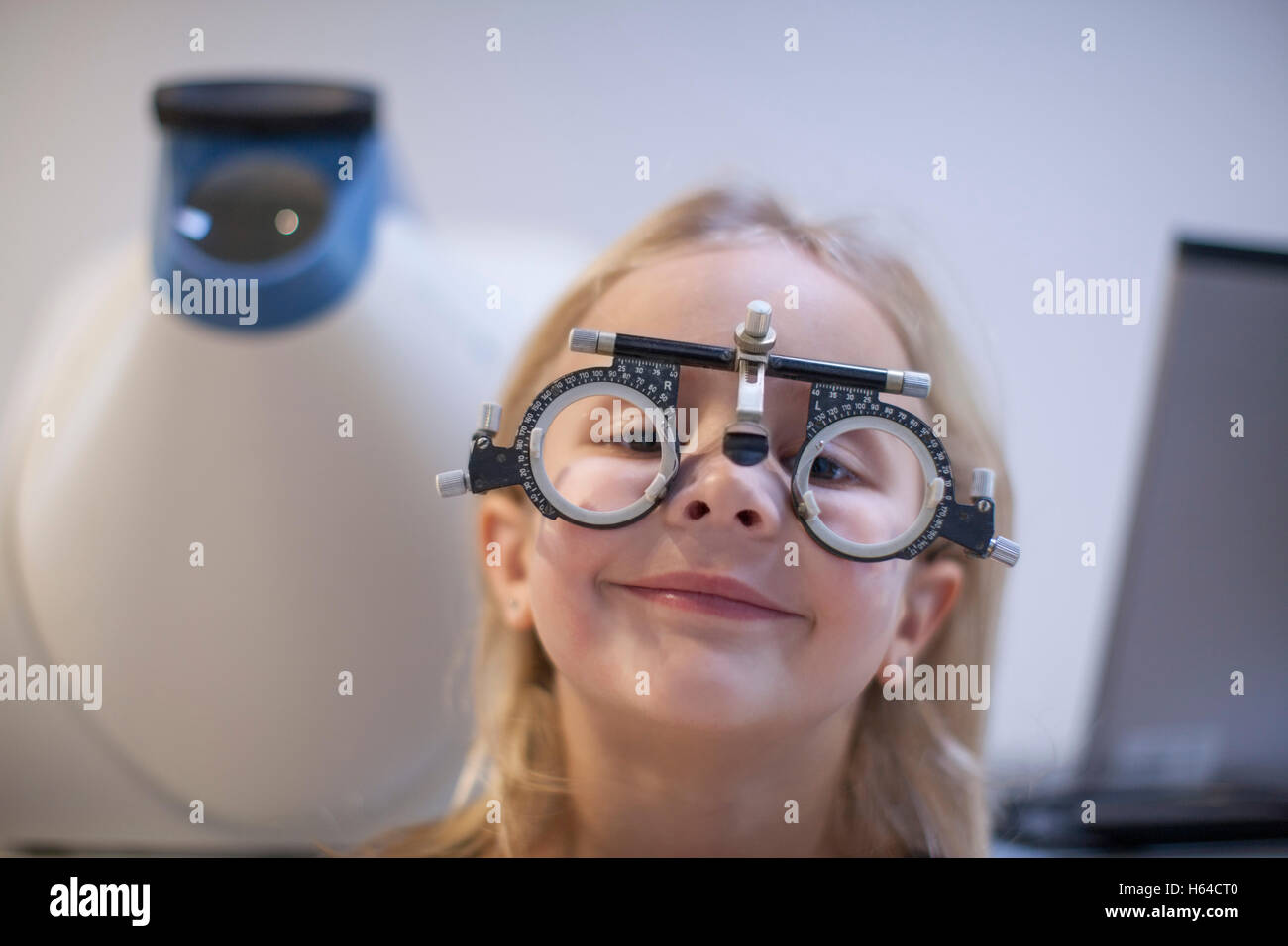 Little girl doing eye test Stock Photo - Alamy