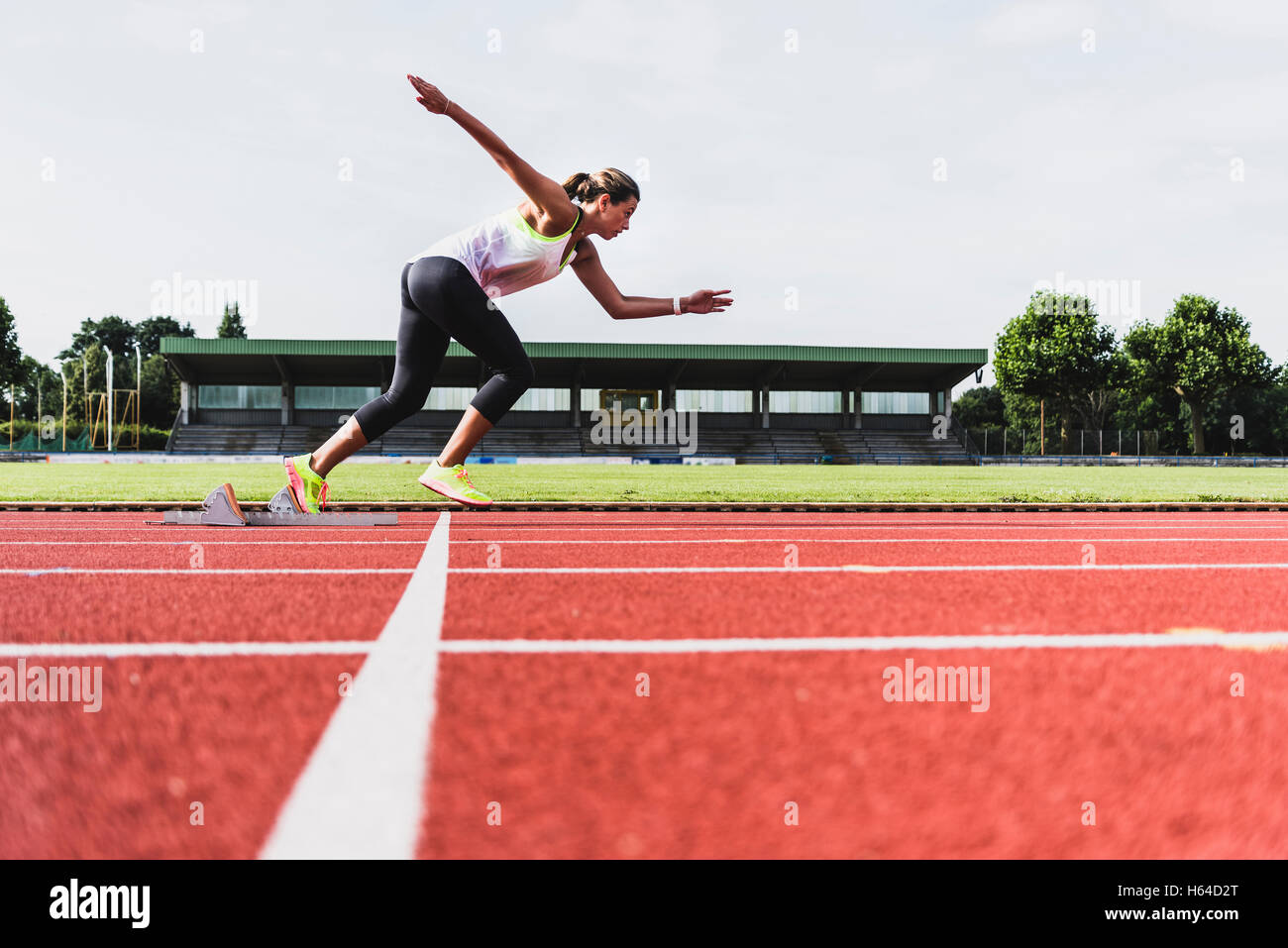 Running track side view starting block hi-res stock photography and ...
