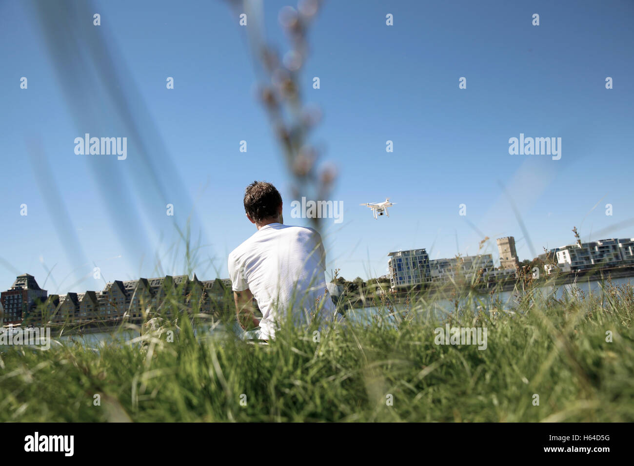 Man navigating flying drone hi-res stock photography and images - Alamy