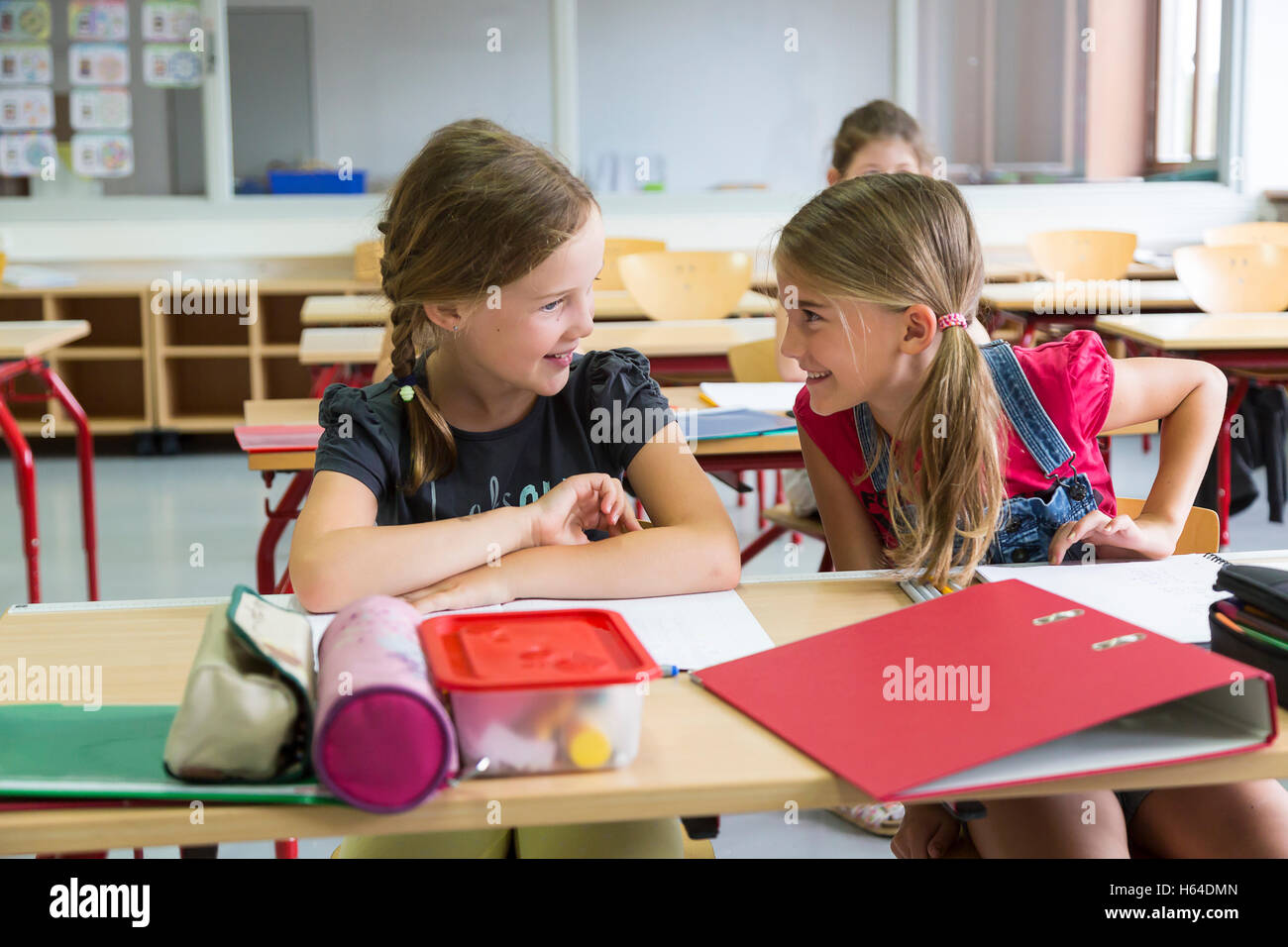 Two schoolgirls talking hi-res stock photography and images - Alamy