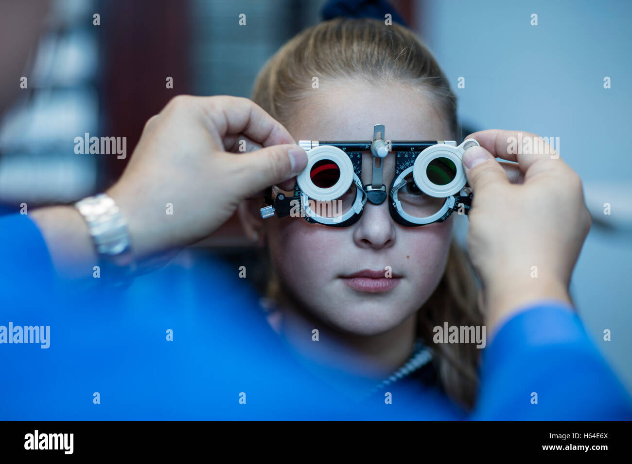 Girl doing eye test at optometrist Stock Photo - Alamy