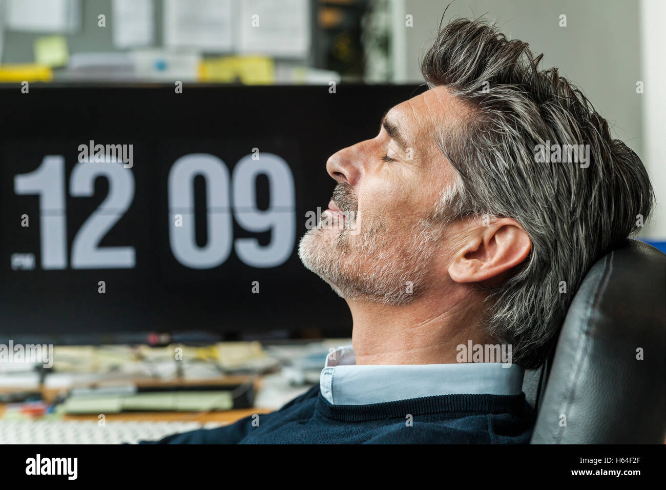 Power nap office hi-res stock photography and images - Alamy