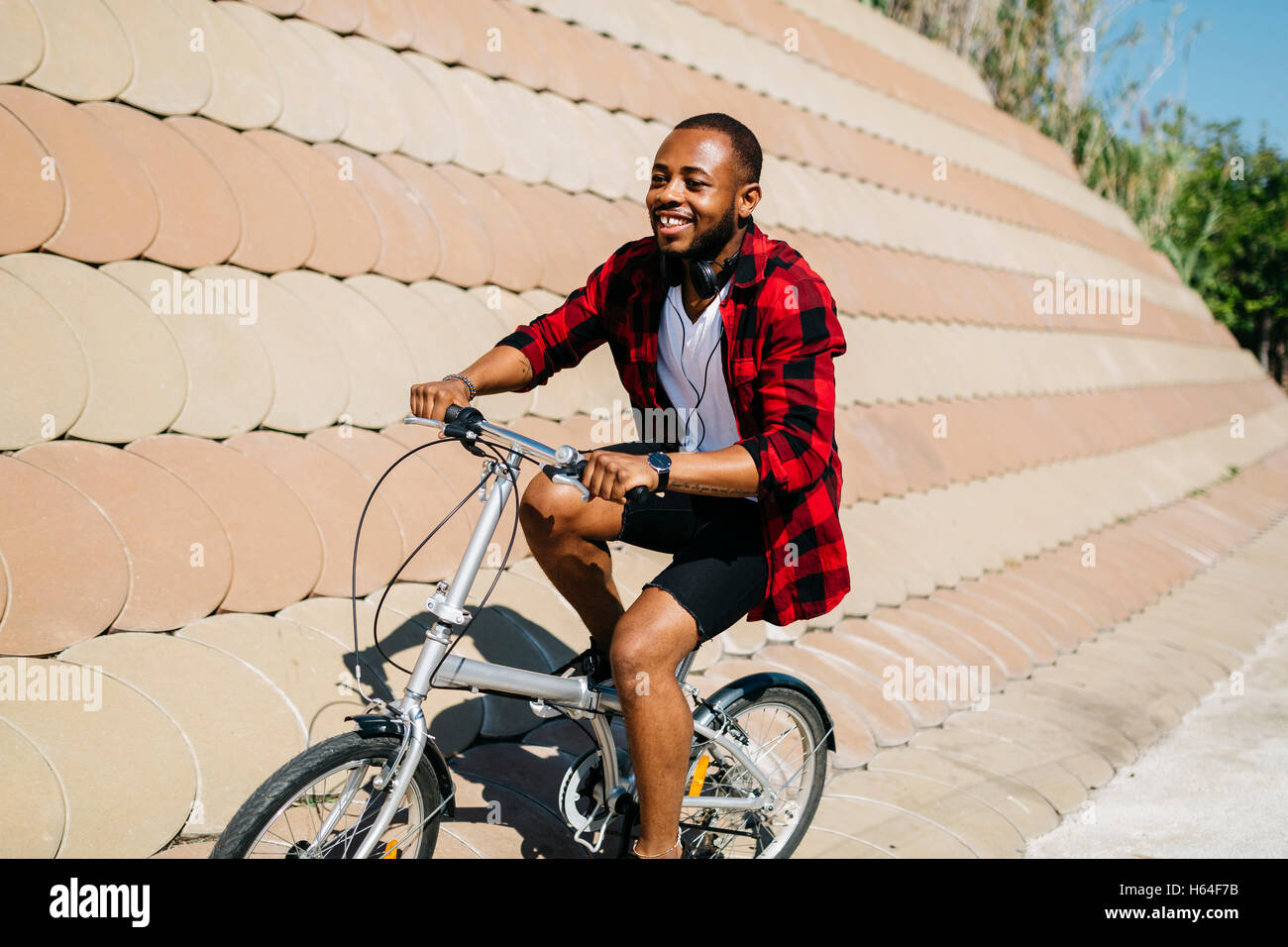 Smiling man riding bicycle Stock Photo - Alamy