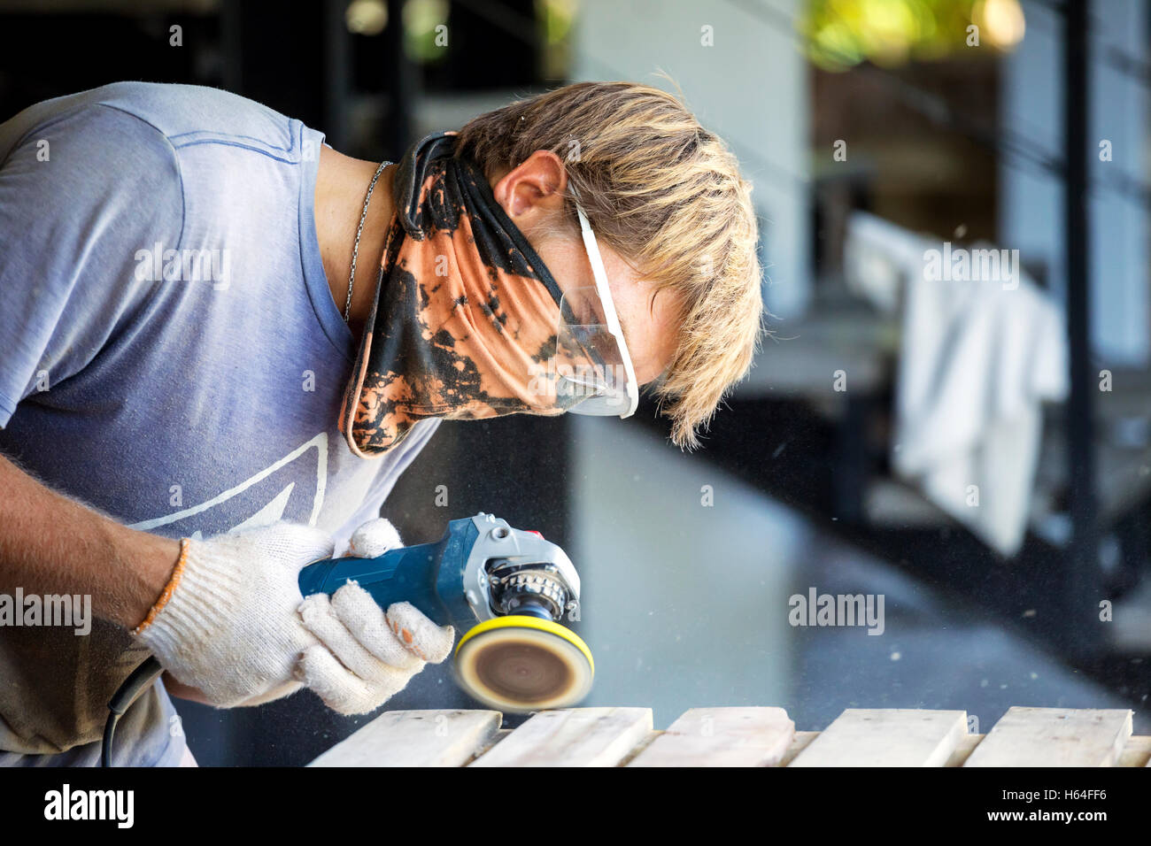 Man sanding wood with a random orbital sander Stock Photo - Alamy