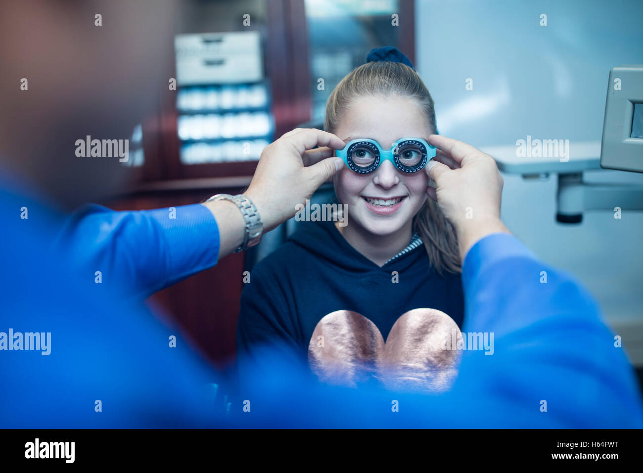 Girl doing eye test at the optometrist Stock Photo - Alamy