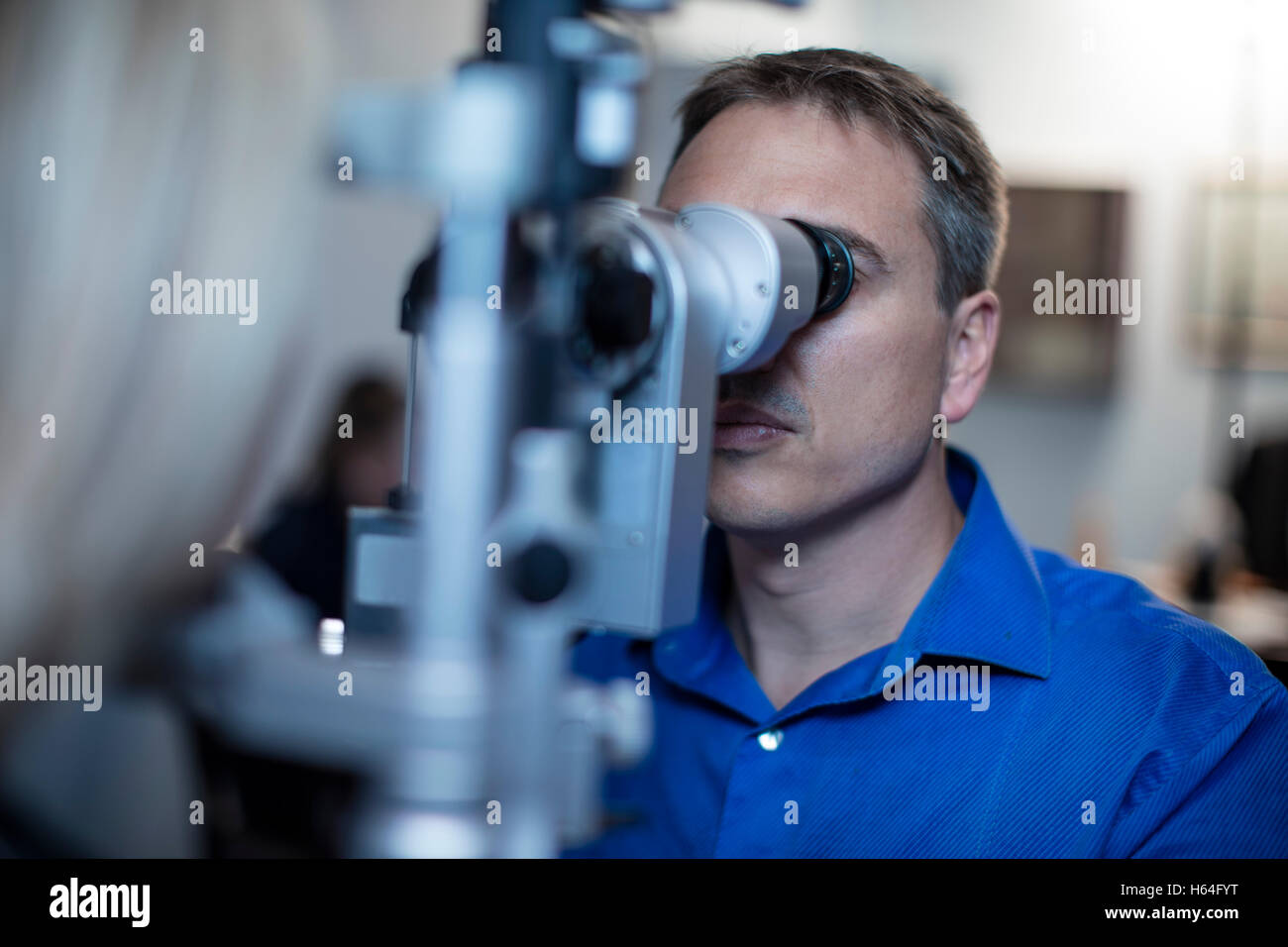 Man doing eye test hi-res stock photography and images - Alamy