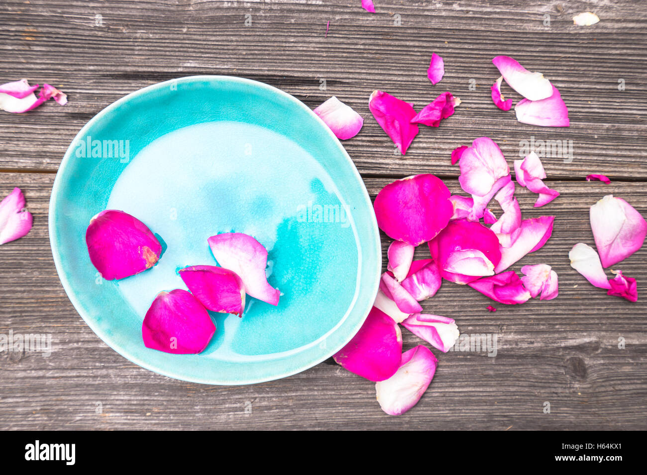 Rose and rose petals hi-res stock photography and images - Alamy