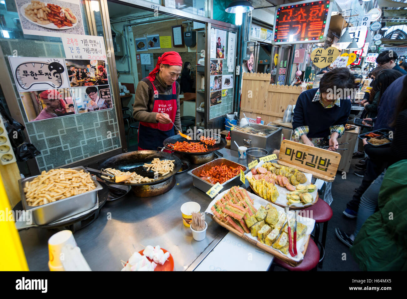A male vendor cooking tteokbokki at food stall in Tongin Market, Jongno ...
