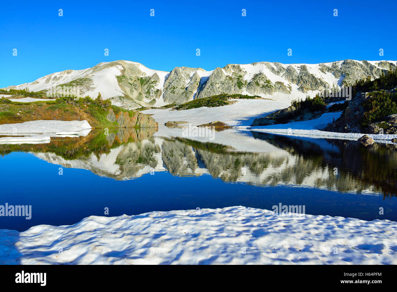 Snowy Range Mountains and alpine lake with reflection in Medicine Bow ...