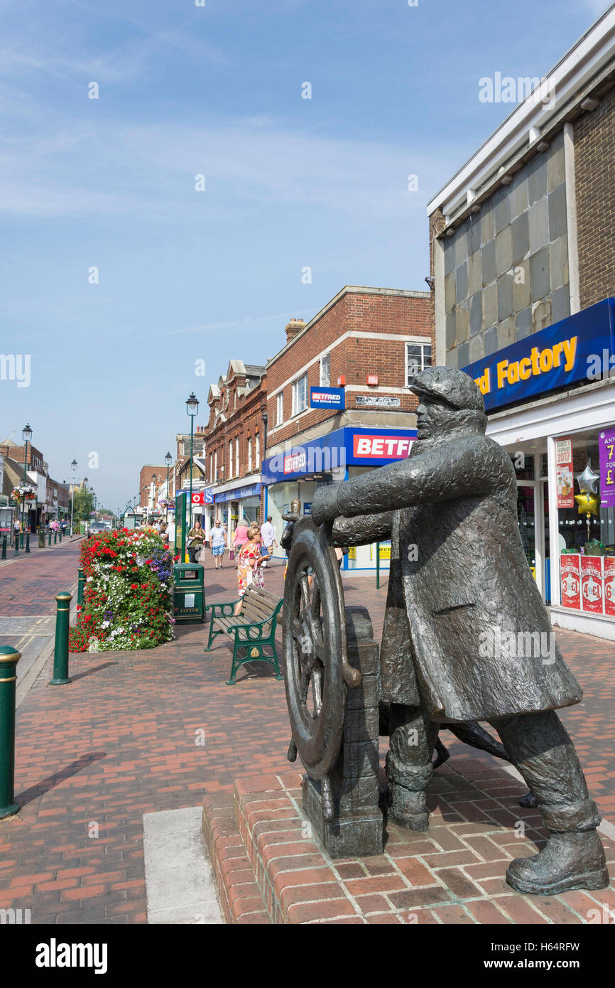 'The Bargeman' statue on Sittingbourne High Street, Sittingbourne, Kent ...