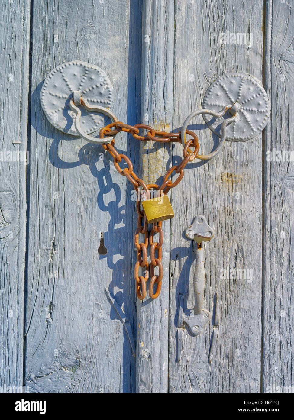 Close up of double doors with chain and padlock Stock Photo - Alamy