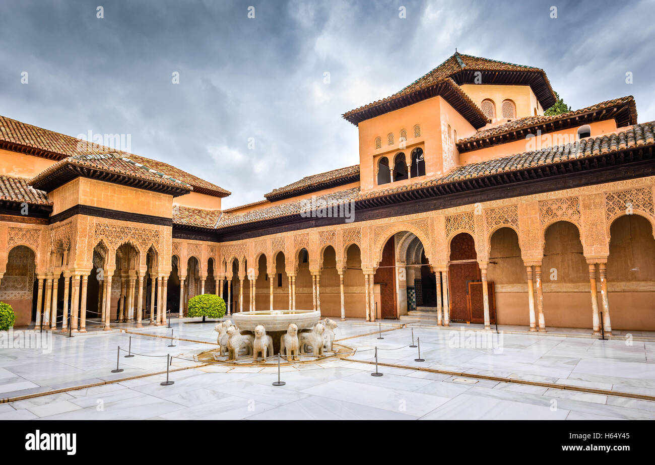 Alhambra palace patio de los leones hi-res stock photography and images ...