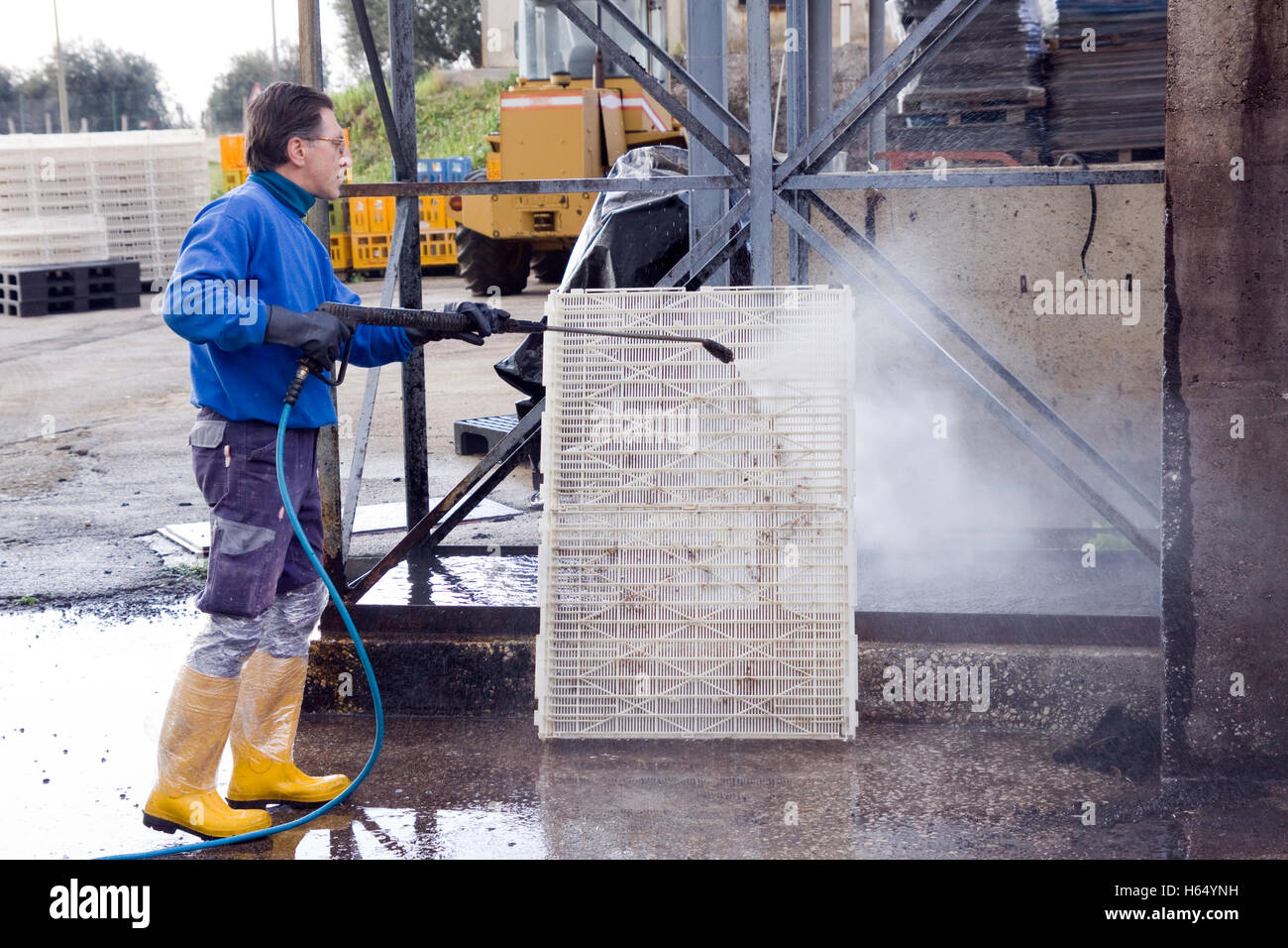 worker cleaning industrial tool with a pressure cleaner Stock Photo - Alamy