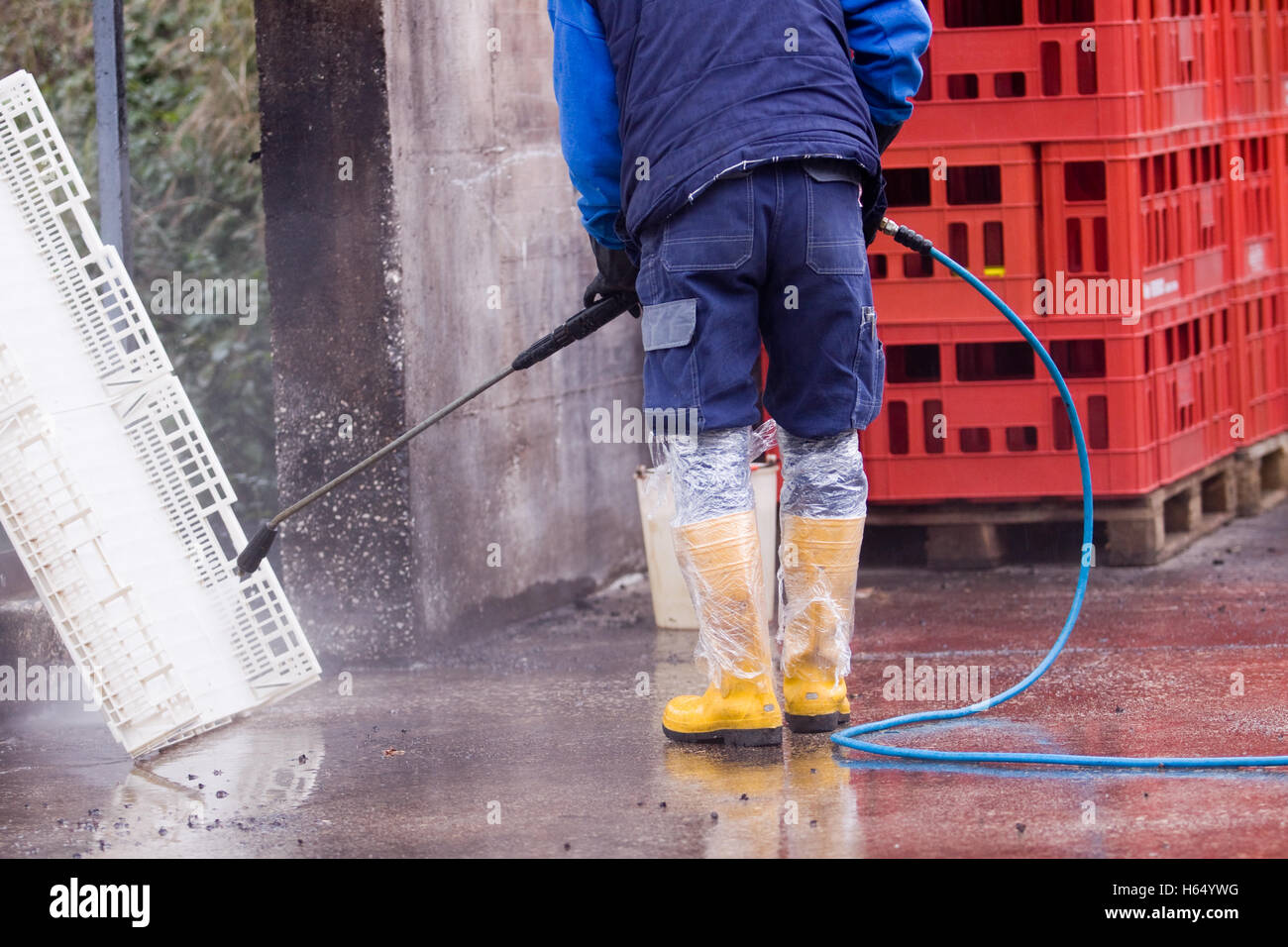 worker cleaning industrial tool with a pressure cleaner Stock Photo - Alamy