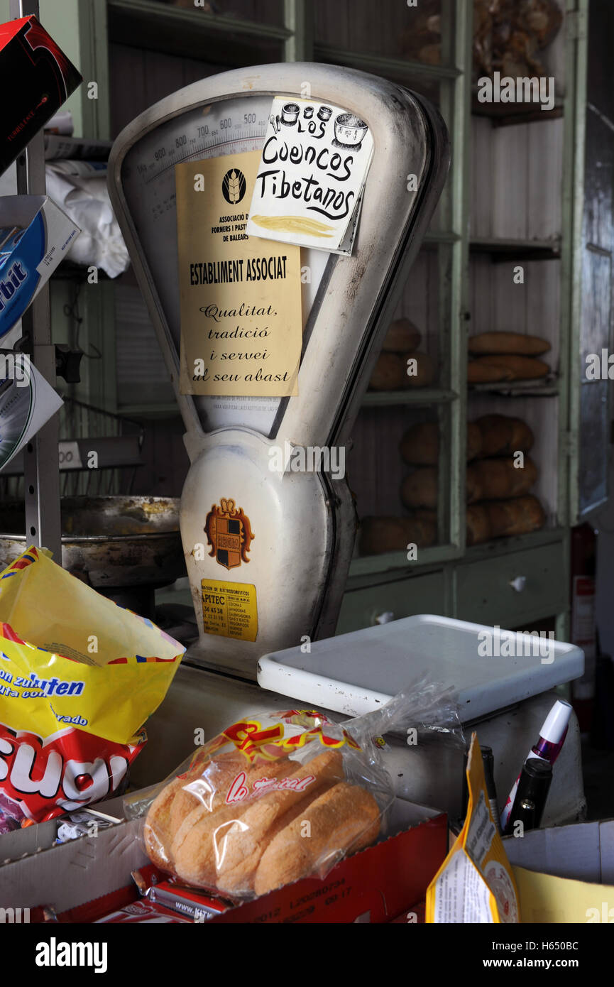 Old fashioned weighing machine hi-res stock photography and images - Alamy