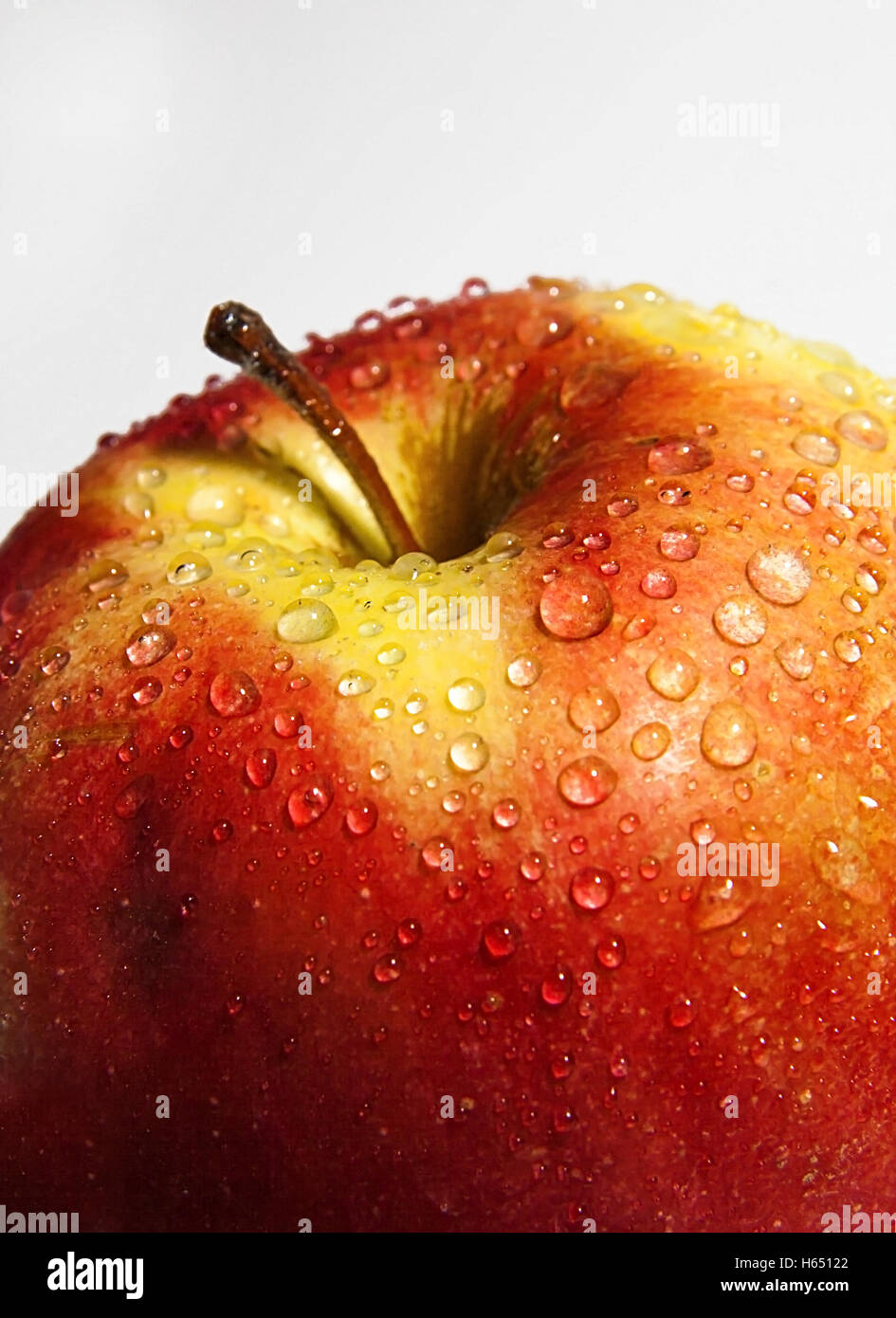 juicy red apple with drops close-up Stock Photo - Alamy