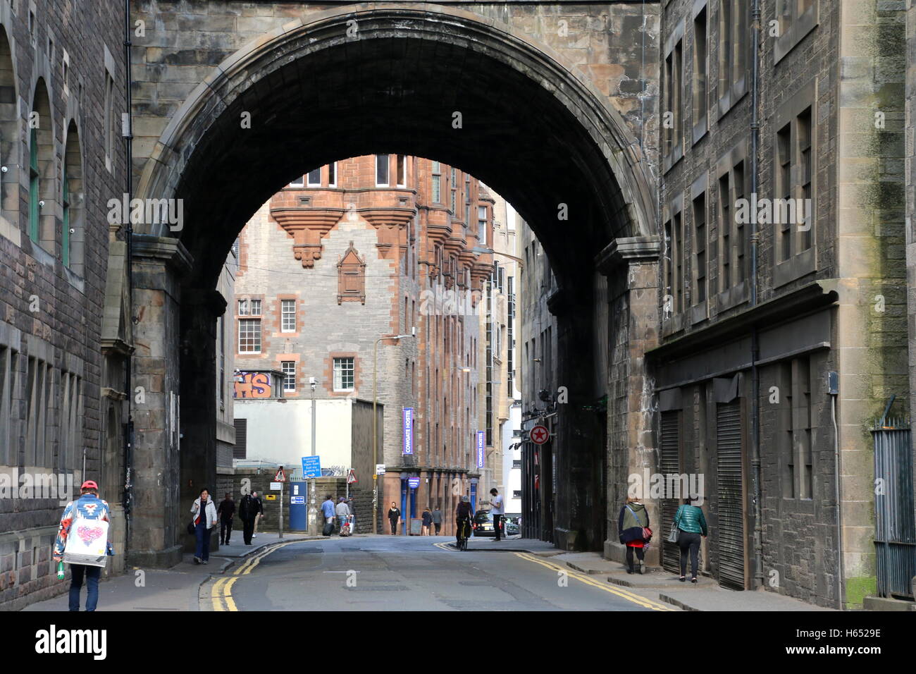 Through the archway in Edinburgh Stock Photo - Alamy