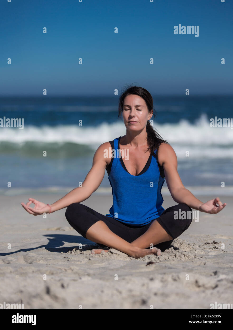 Yoga at the beach Stock Photo - Alamy