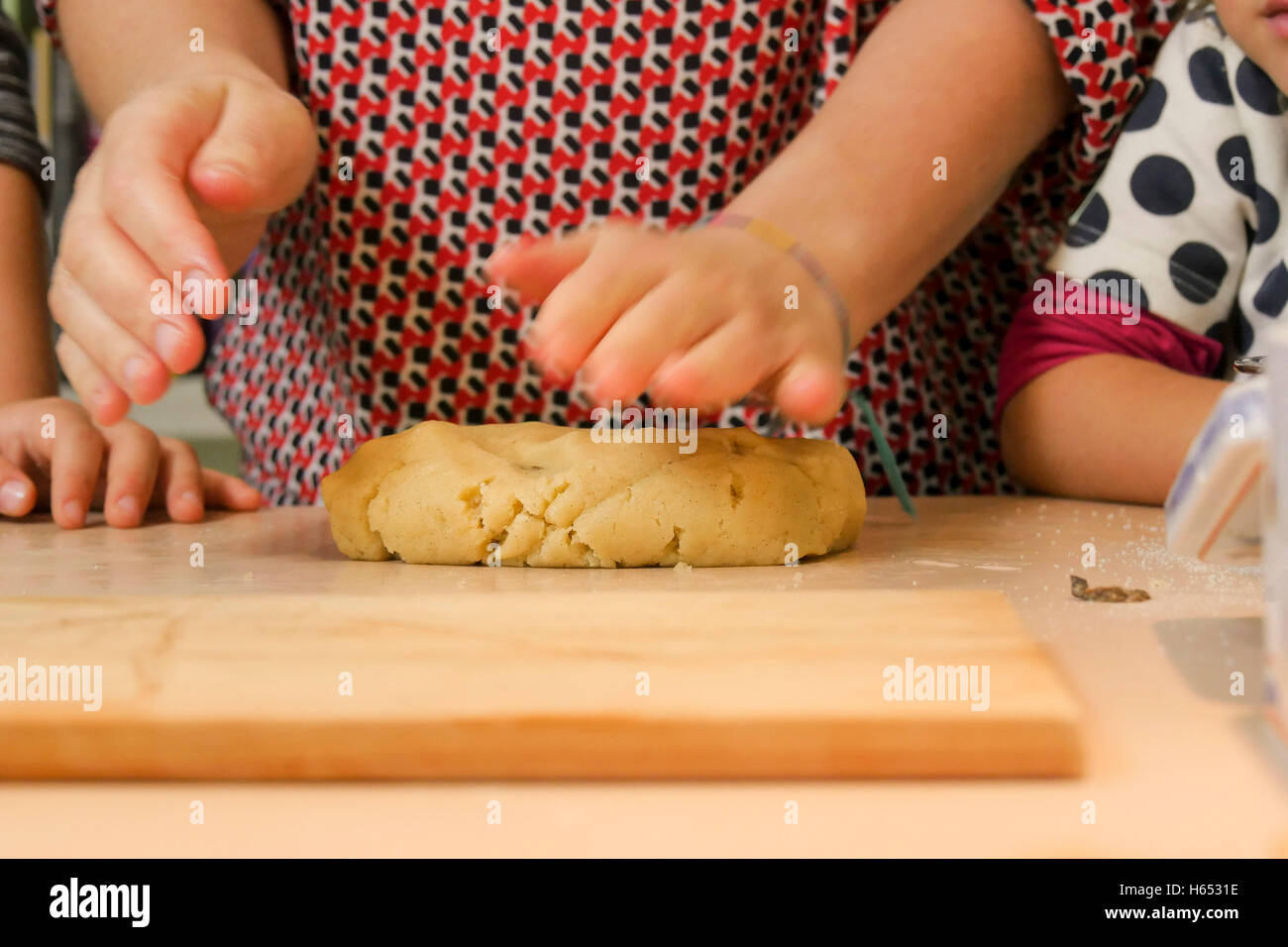 Kids baking hi-res stock photography and images - Alamy