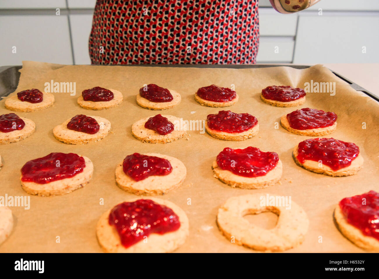 Spread on baking sheet hi-res stock photography and images - Alamy