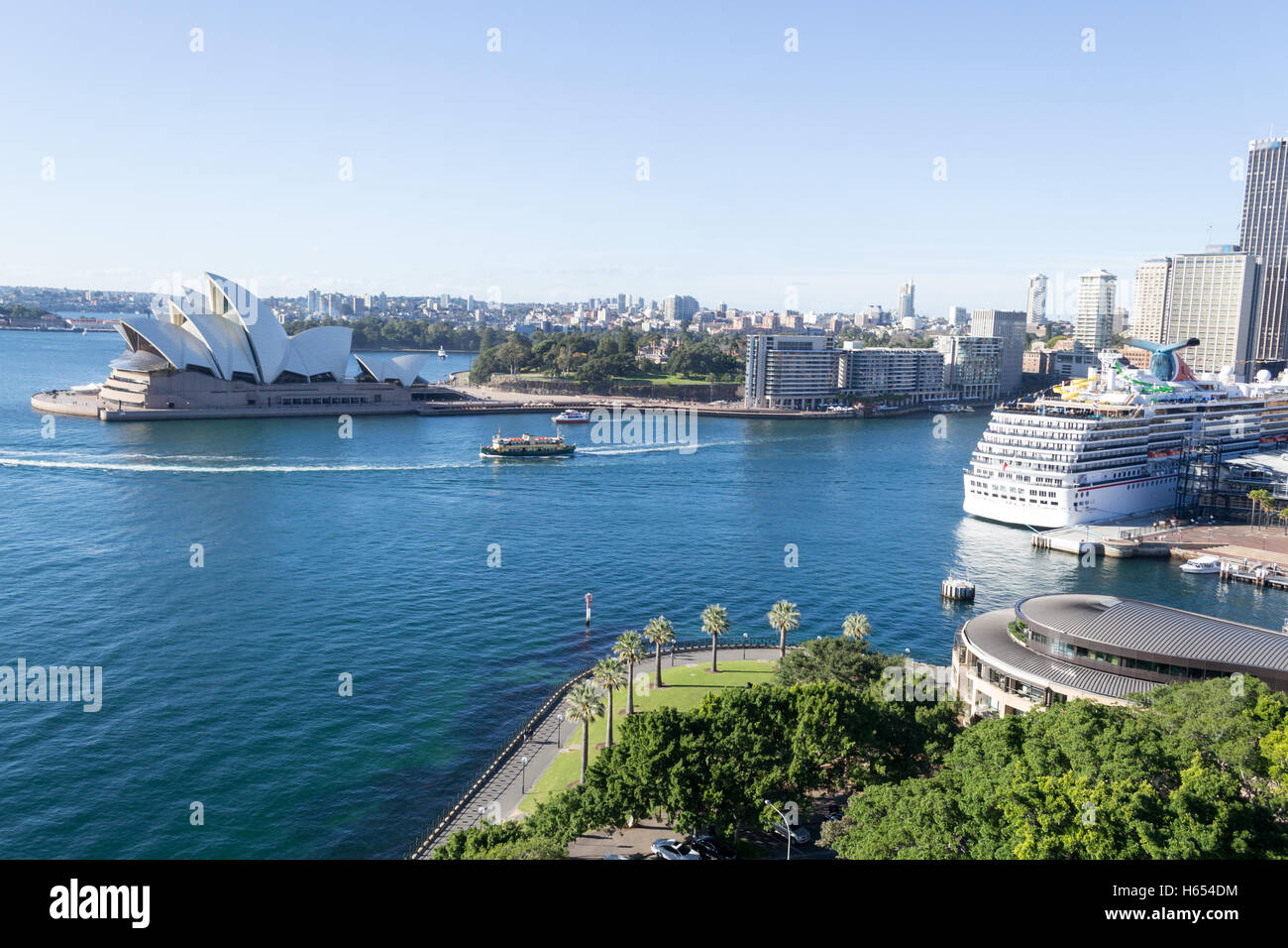 Sydney Opera house and Harbor Bridge are the most iconic monuments in ...
