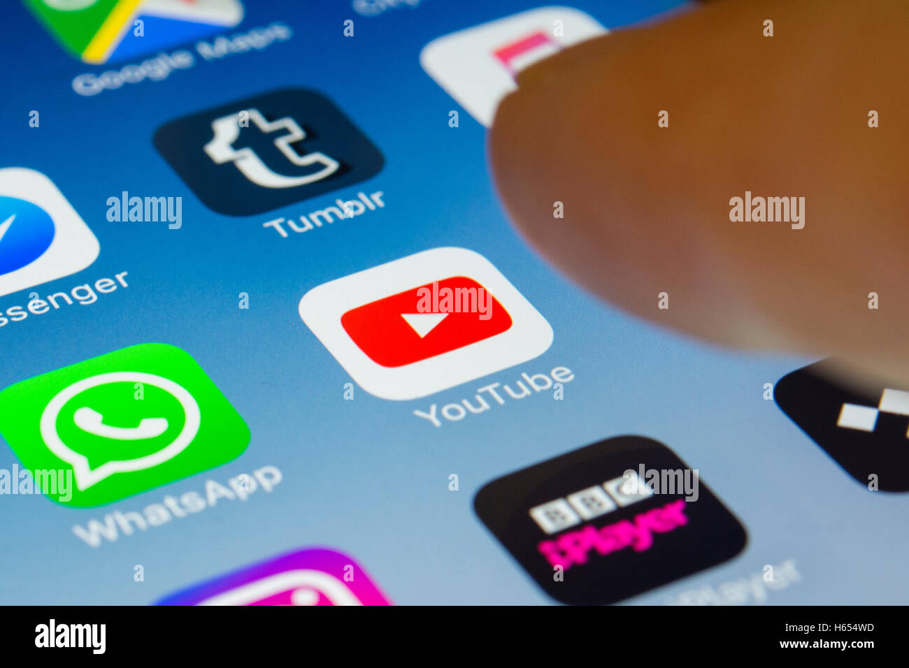 Youtube logo screen hi-res stock photography and images - Alamy