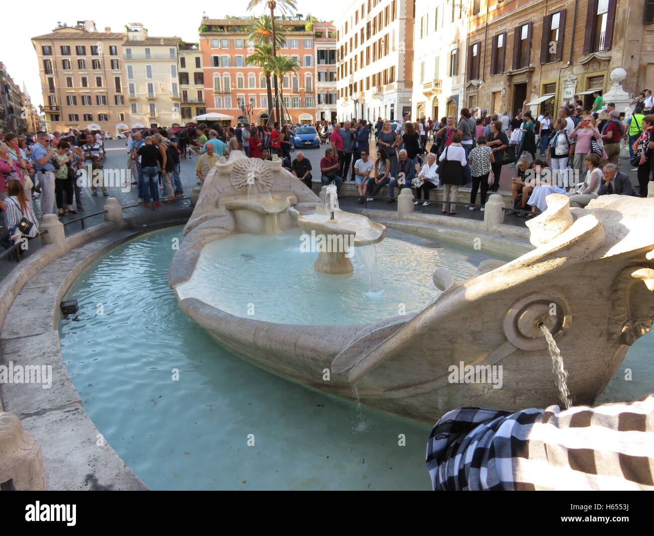 Spanish steps and fountain in rome hi-res stock photography and images ...