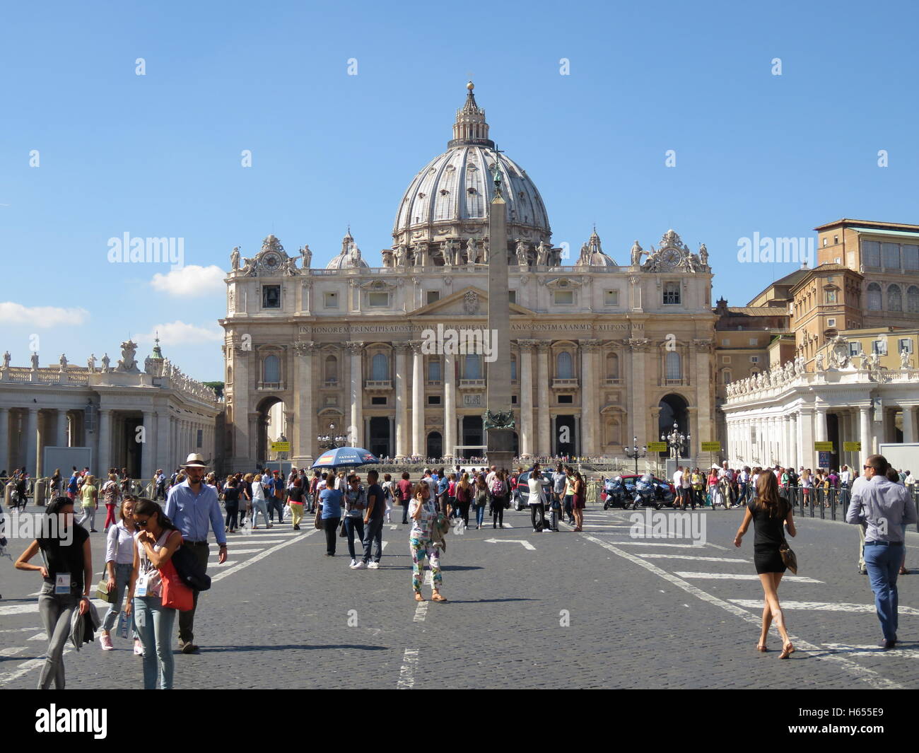 Walking rome st peter’s basilica hi-res stock photography and images ...