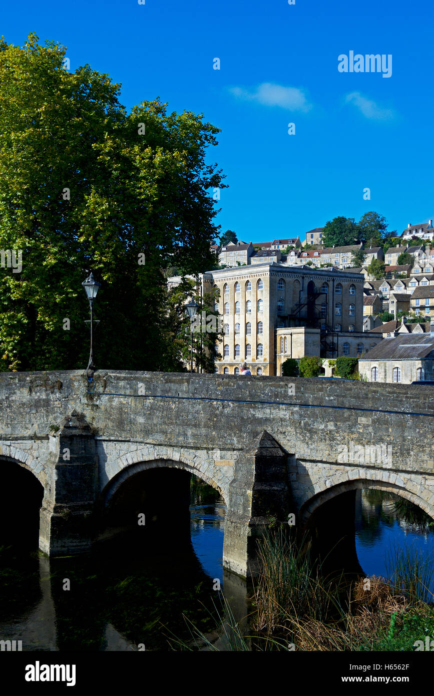 Bridge over the River Avon, Bradford-on-Avon, Wiltshire, England UK ...