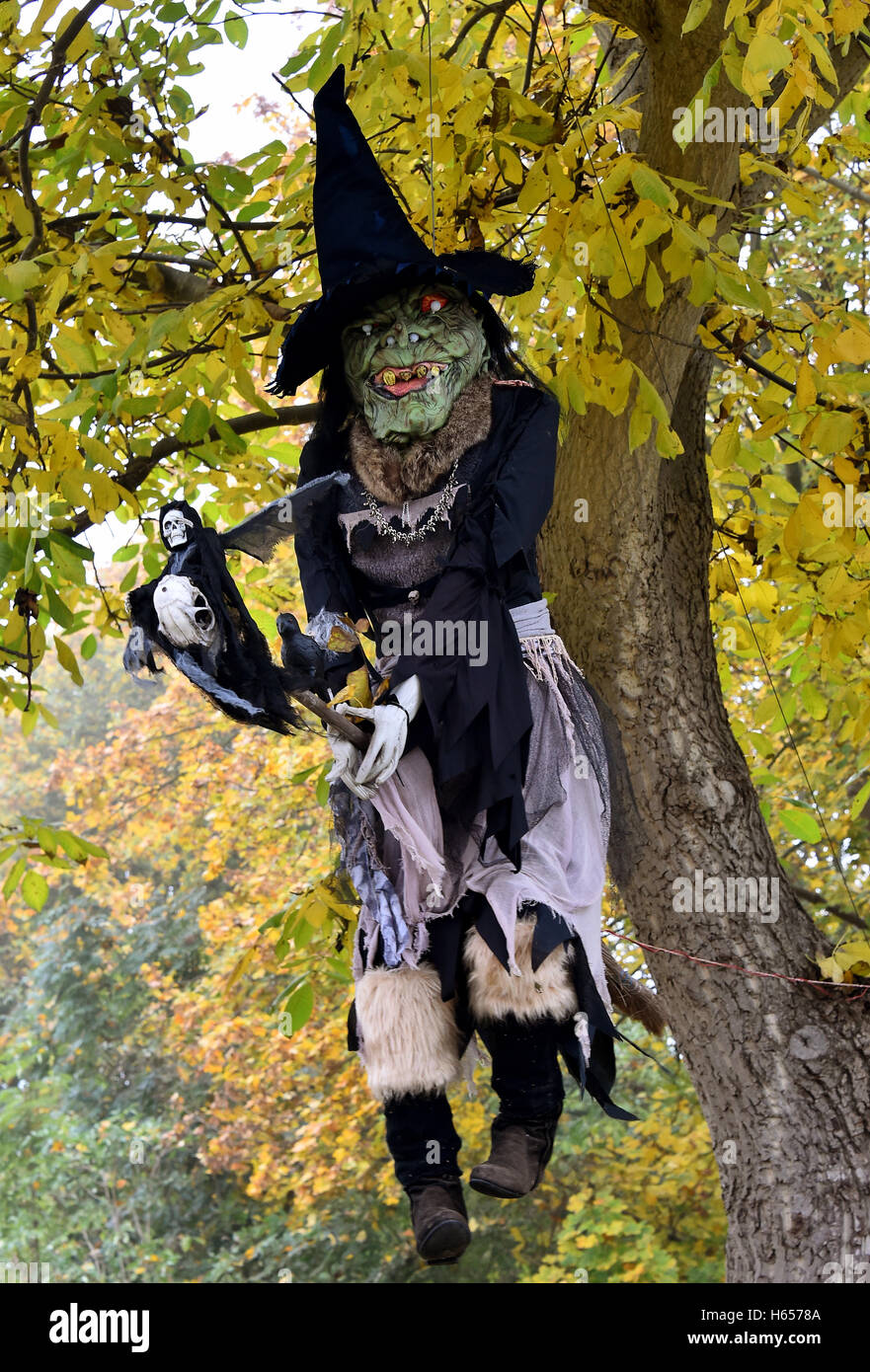 Witch hanging hi-res stock photography and images - Alamy