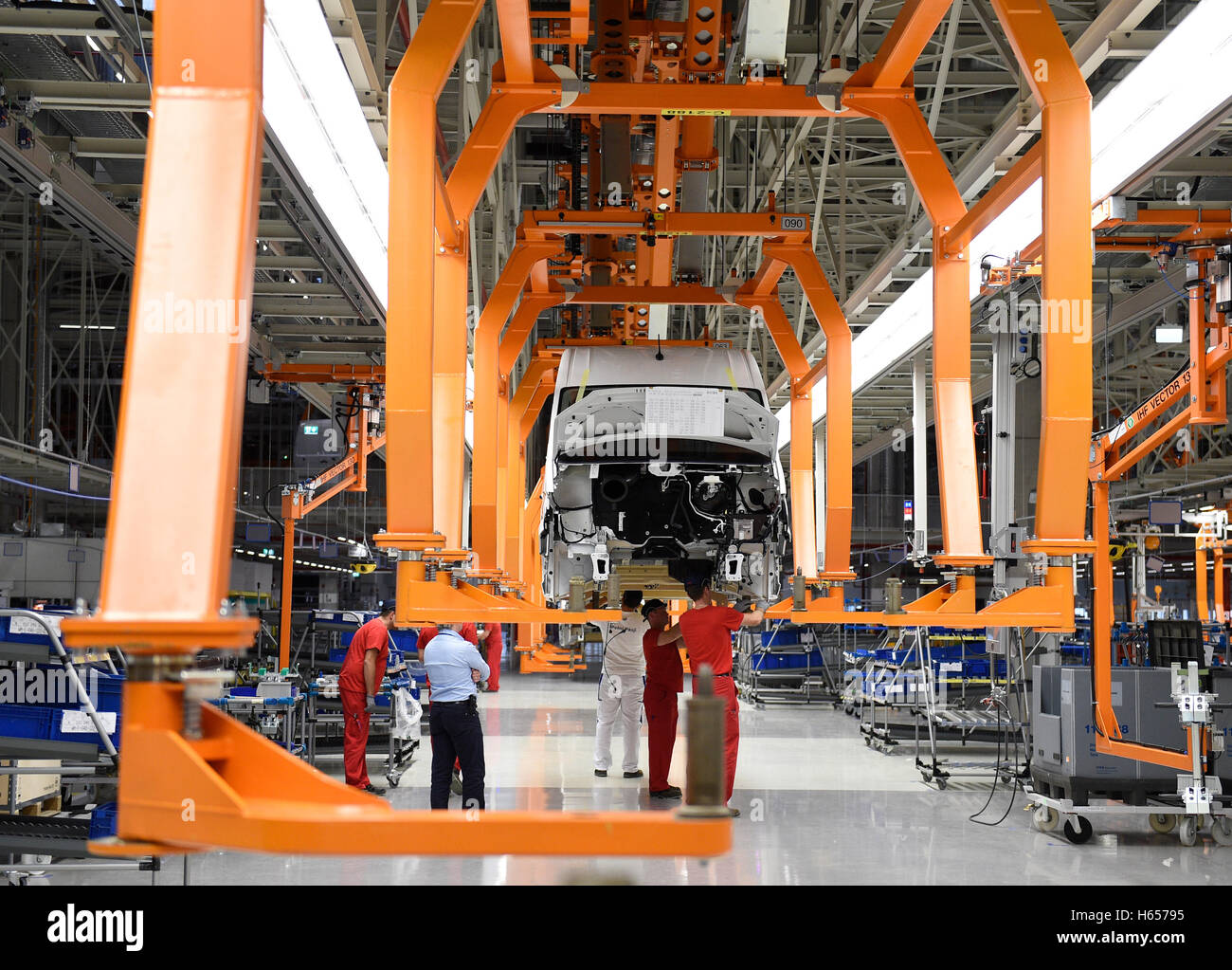 Wrzesnia, Poland. 24th Oct, 2016. Employees assembling a Volkswagen ...