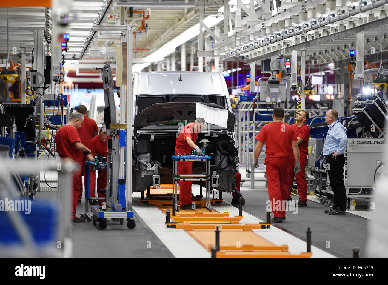 Wrzesnia, Poland. 24th Oct, 2016. Employees assembling a Volkswagen ...