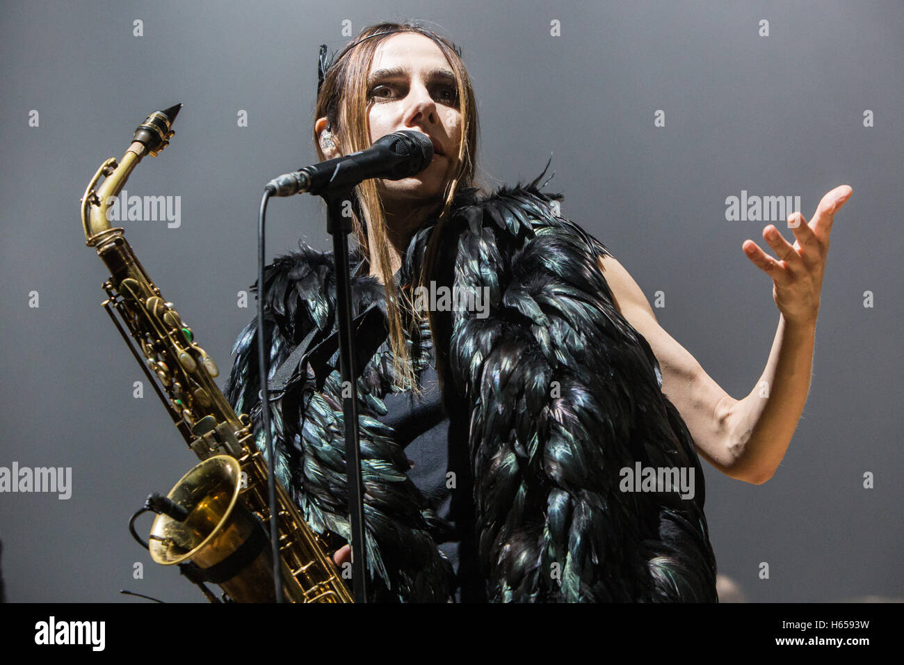 Milan, Italy. 23rd Oct, 2016. The English singer-songwriter PJ HARVEY ...