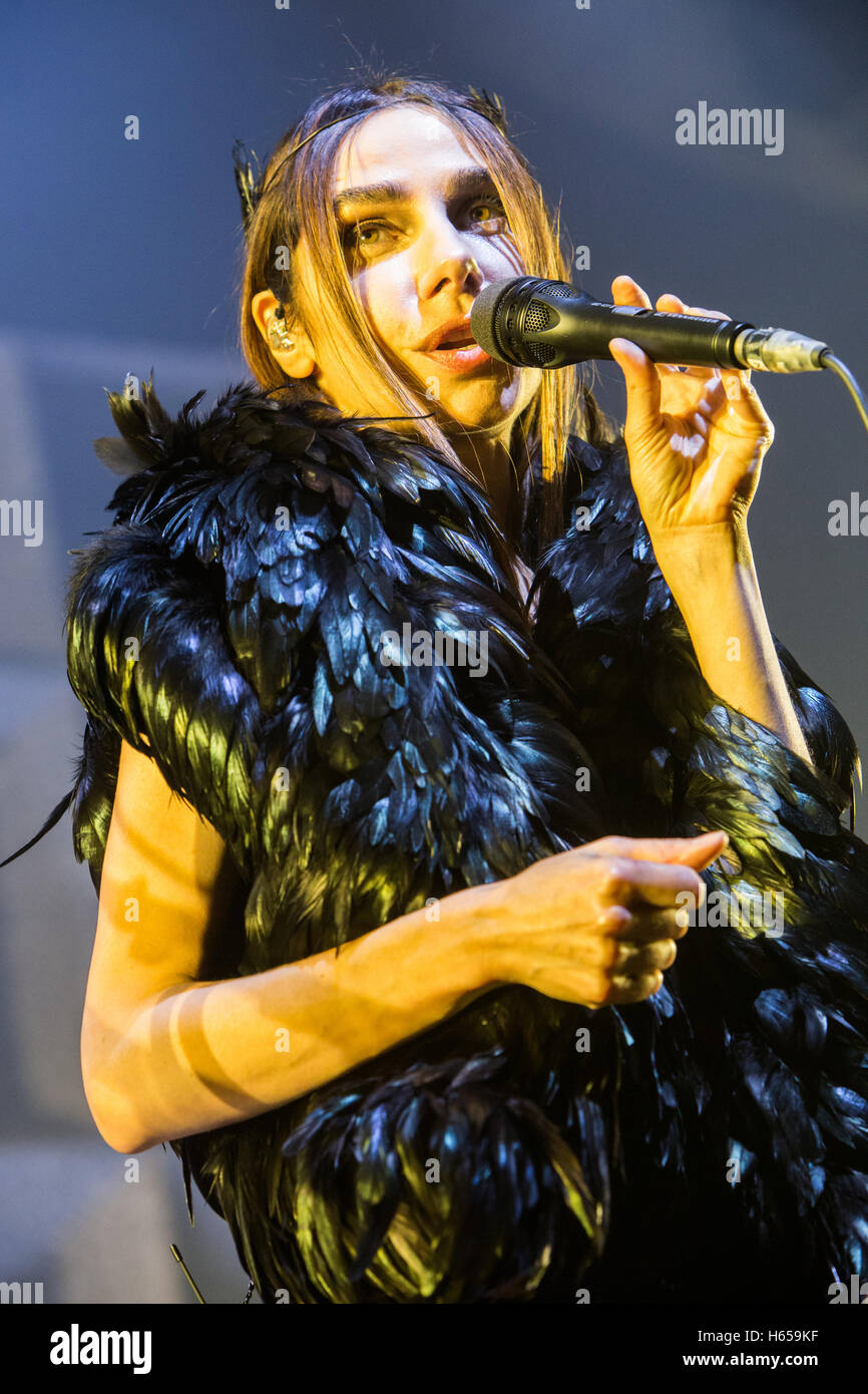 Milan, Italy. 23rd Oct, 2016. The English singer-songwriter PJ HARVEY ...