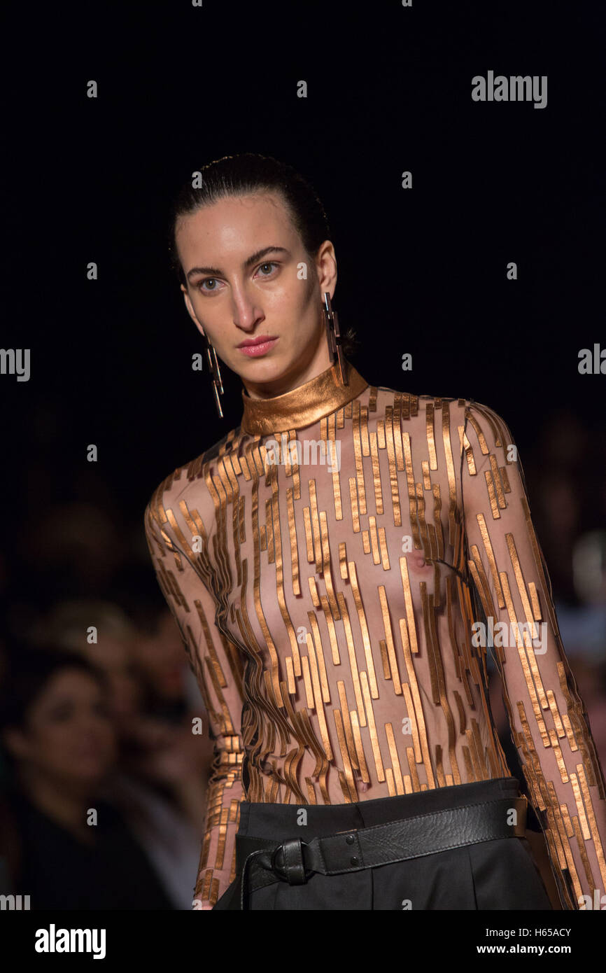 Sao Paulo, Brazil. 24th Oct, 2016. Model presents creation by Reinaldo ...
