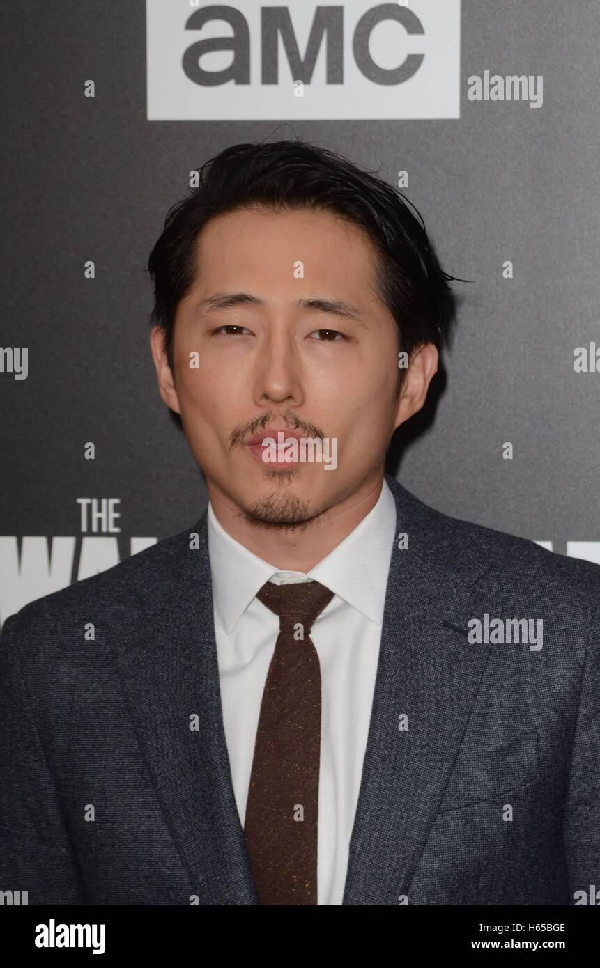 Steven yeun arrivals walking dead hi-res stock photography and images ...