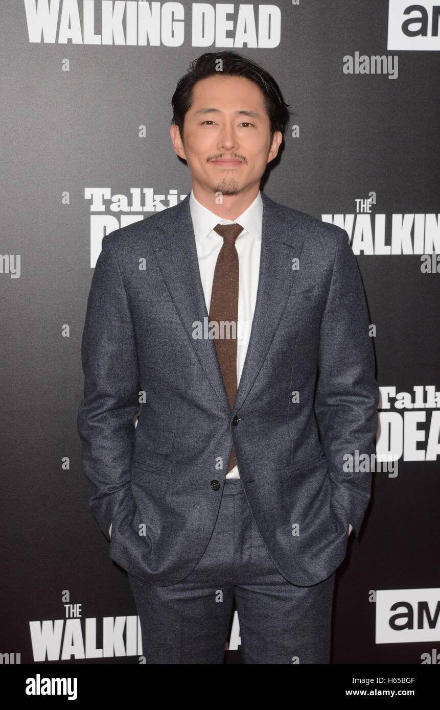 Steven yeun arrivals walking dead hi-res stock photography and images ...