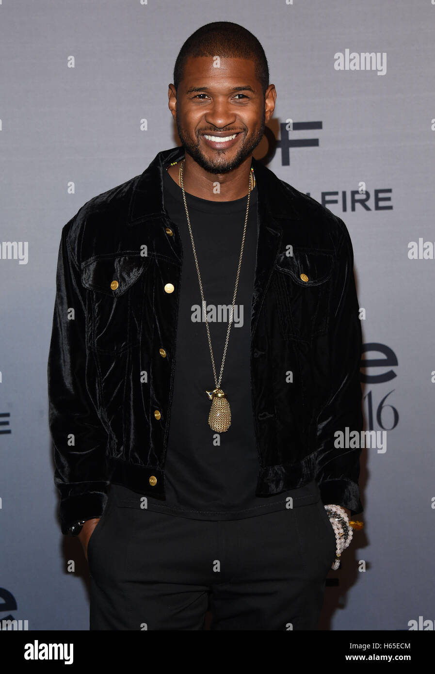 Los Angeles, California, USA. 24th Oct, 2016. Usher arrives for the ...