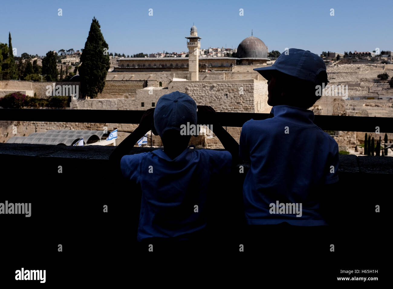 Israel jerusalem two jewish boys hi-res stock photography and images ...