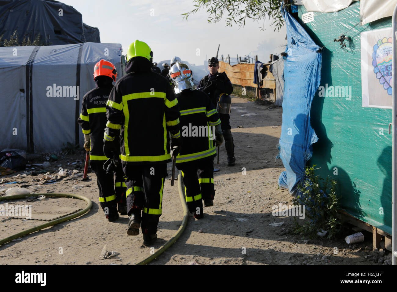 Calais, France. 25th October 2016. Fire officers arrive at the scene of ...