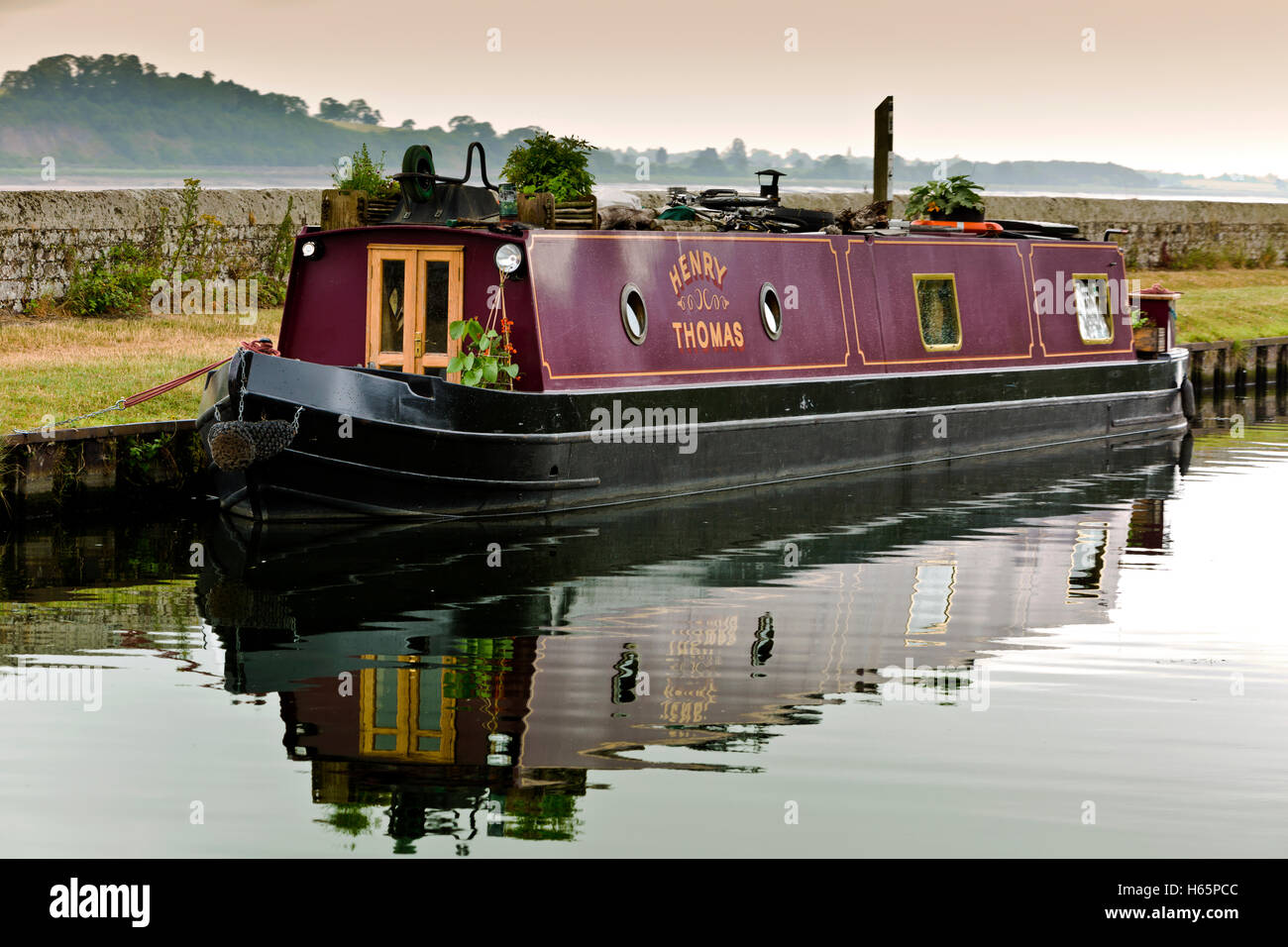 Maroon narrow boat hi-res stock photography and images - Alamy