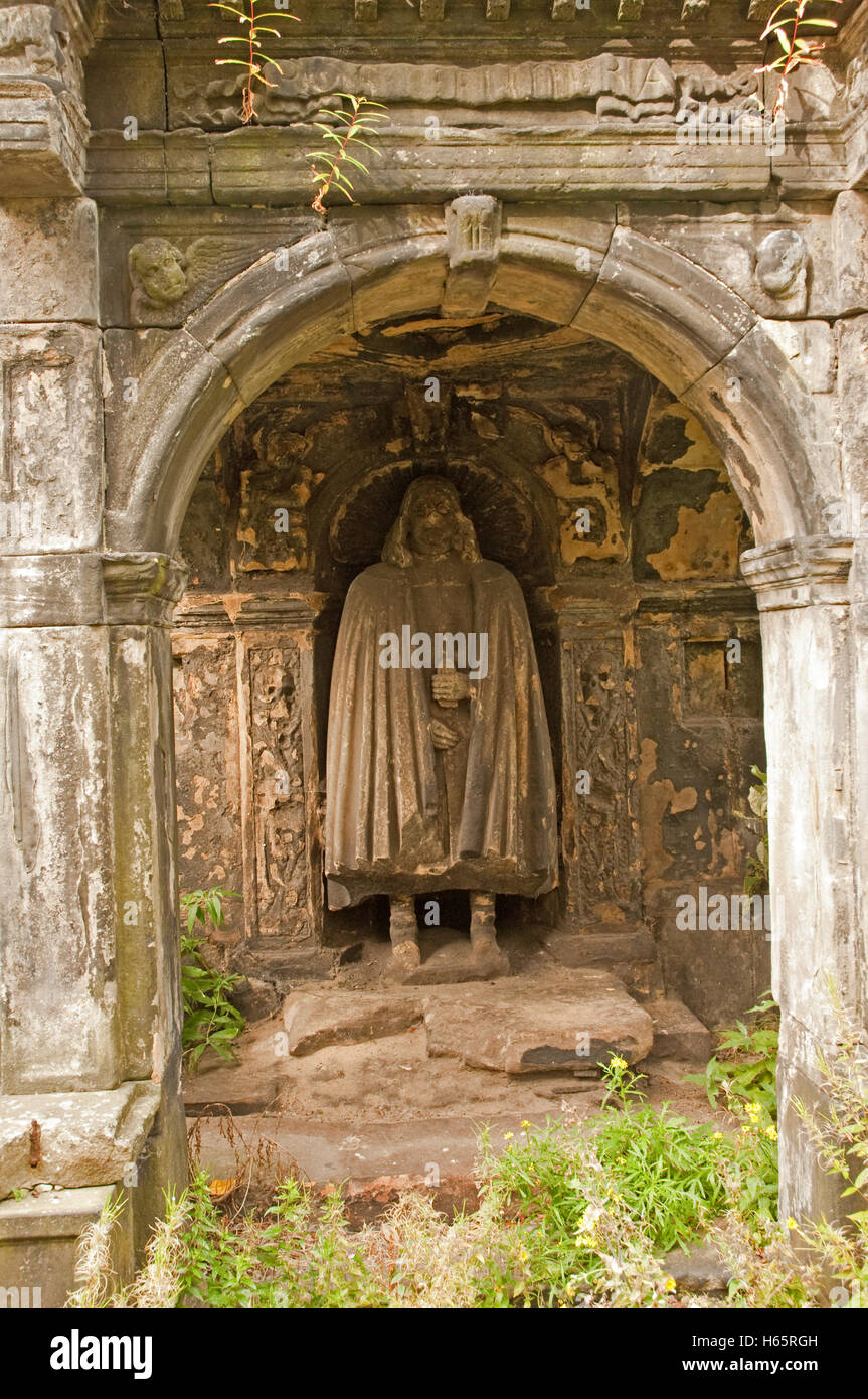 Kirkyard tomb hi-res stock photography and images - Alamy