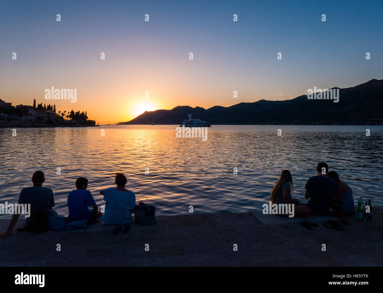 People sitting by the sea hi-res stock photography and images - Alamy